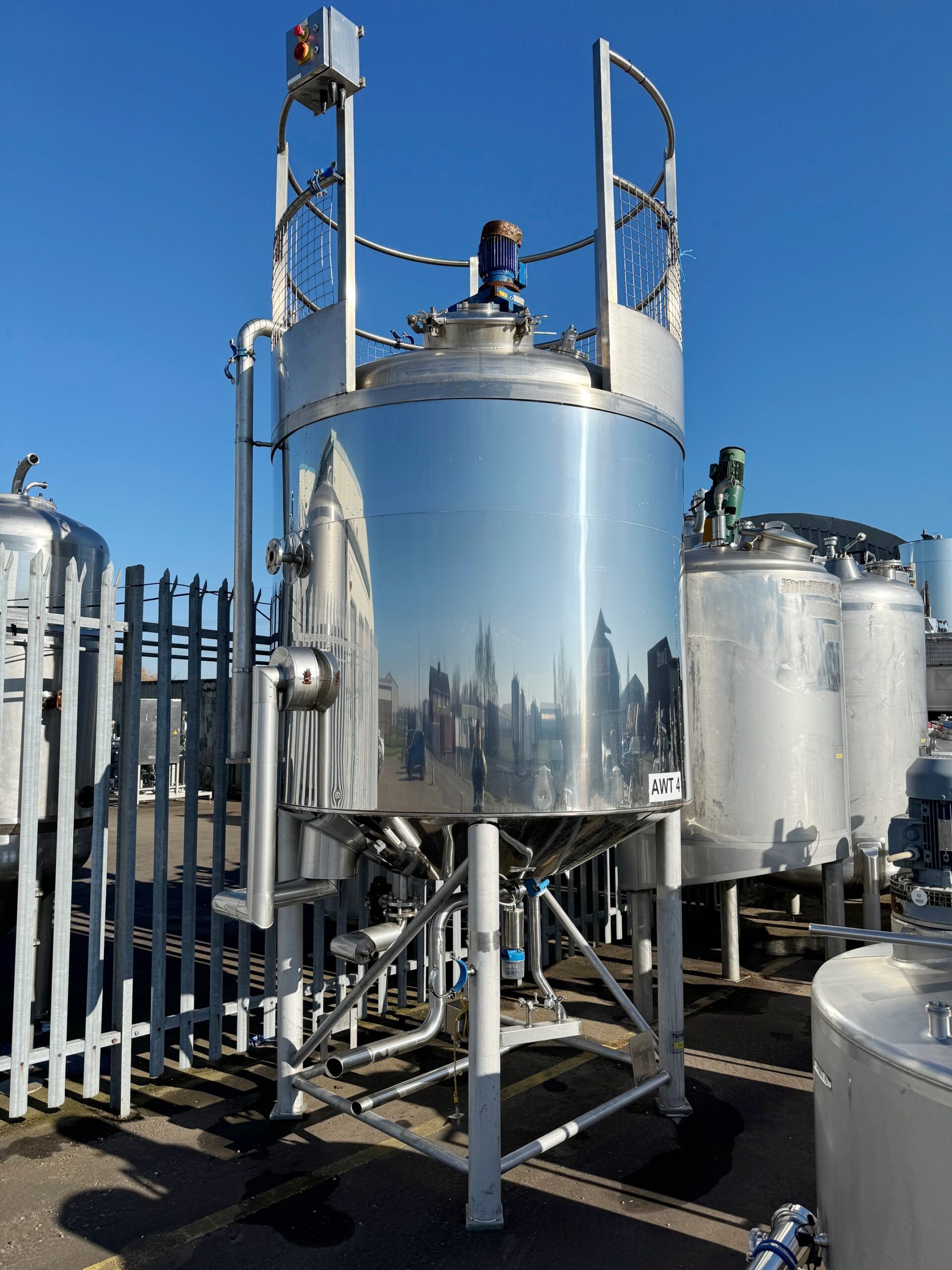 Used 4000 Litre / 880 Gallon Capacity Vertical Stainless Steel 316 ...