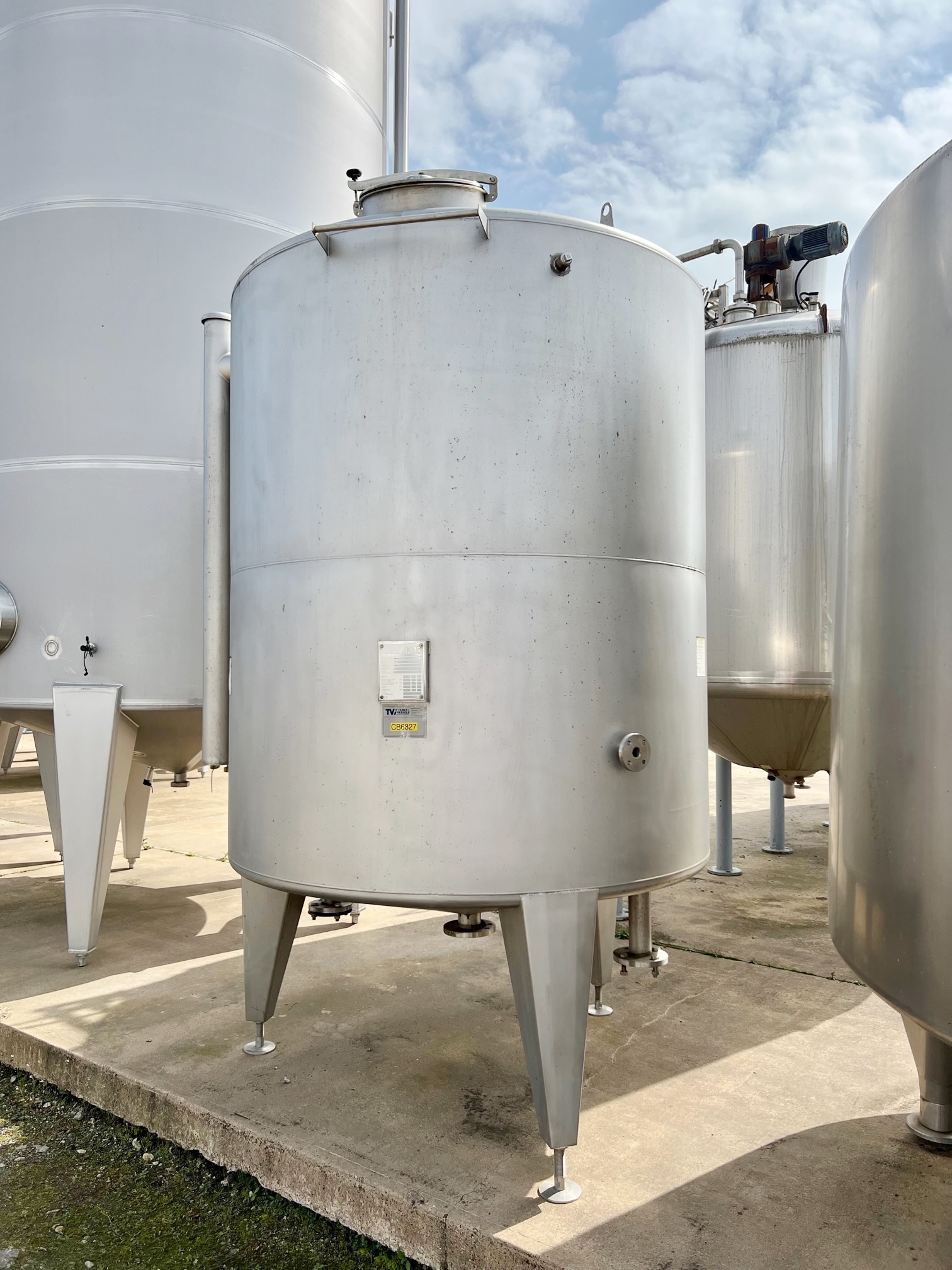 Used 5250 Litre / 1155 Gallon Capacity, Vertical Stainless Steel Tank ...